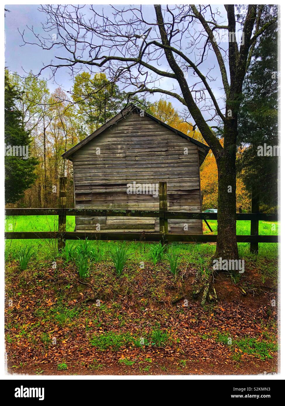 Old shack in a field hi-res stock photography and images - Alamy