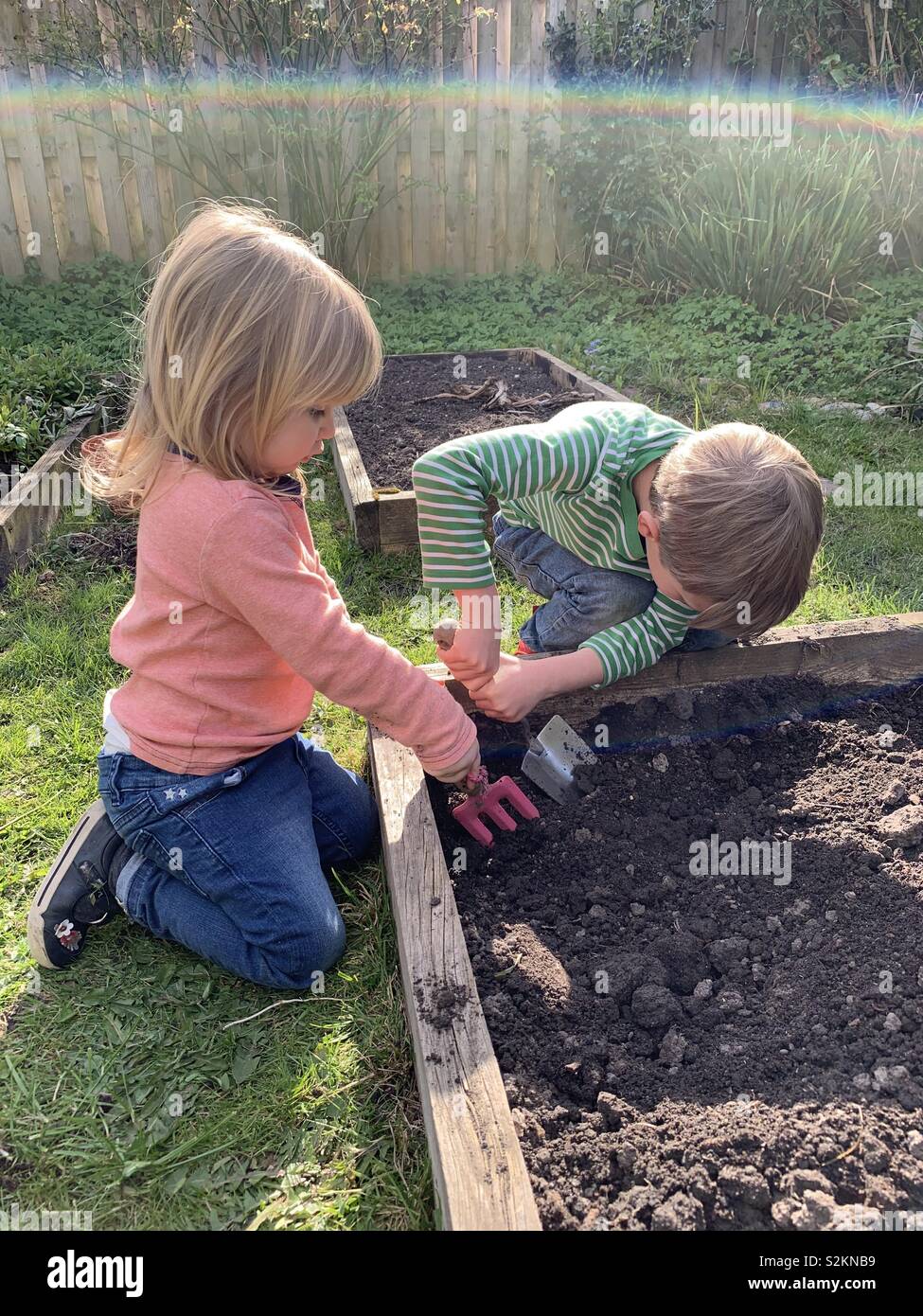 Children digging hi-res stock photography and images - Alamy