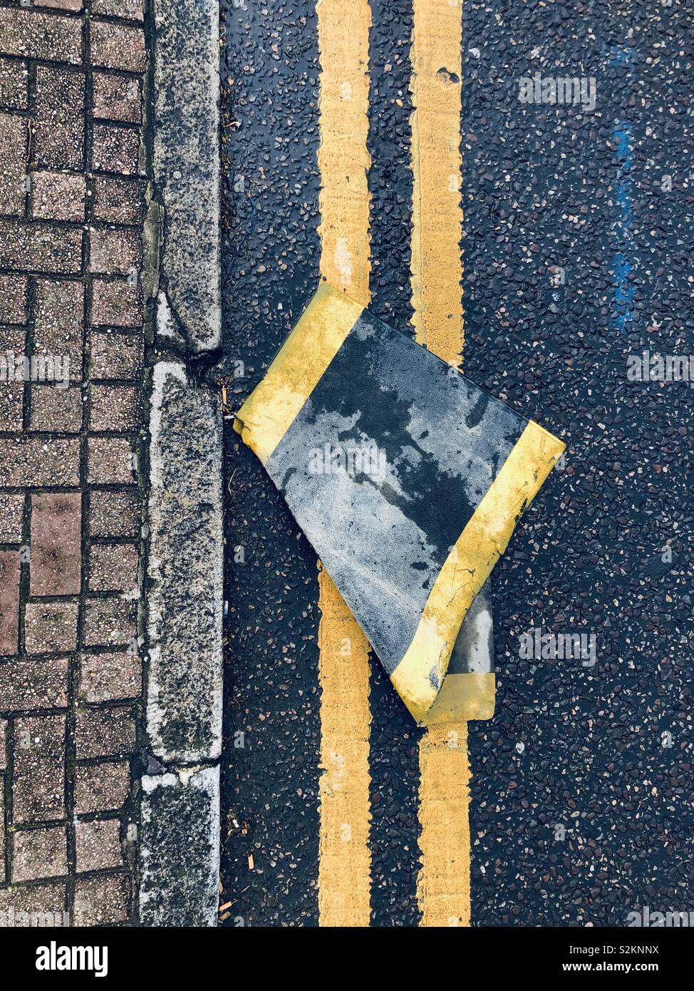 Double yellow lines road hi-res stock photography and images - Alamy