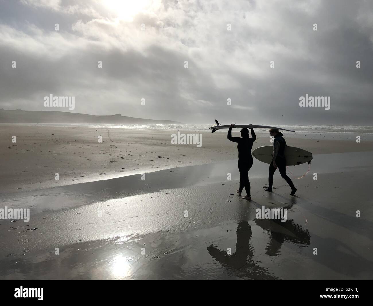 Couple wetsuit beach hi-res stock photography and images - Alamy