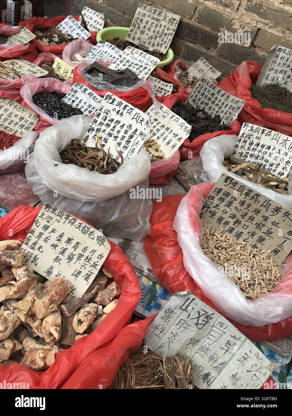 Chinese market stall - spices Stock Photo - Alamy