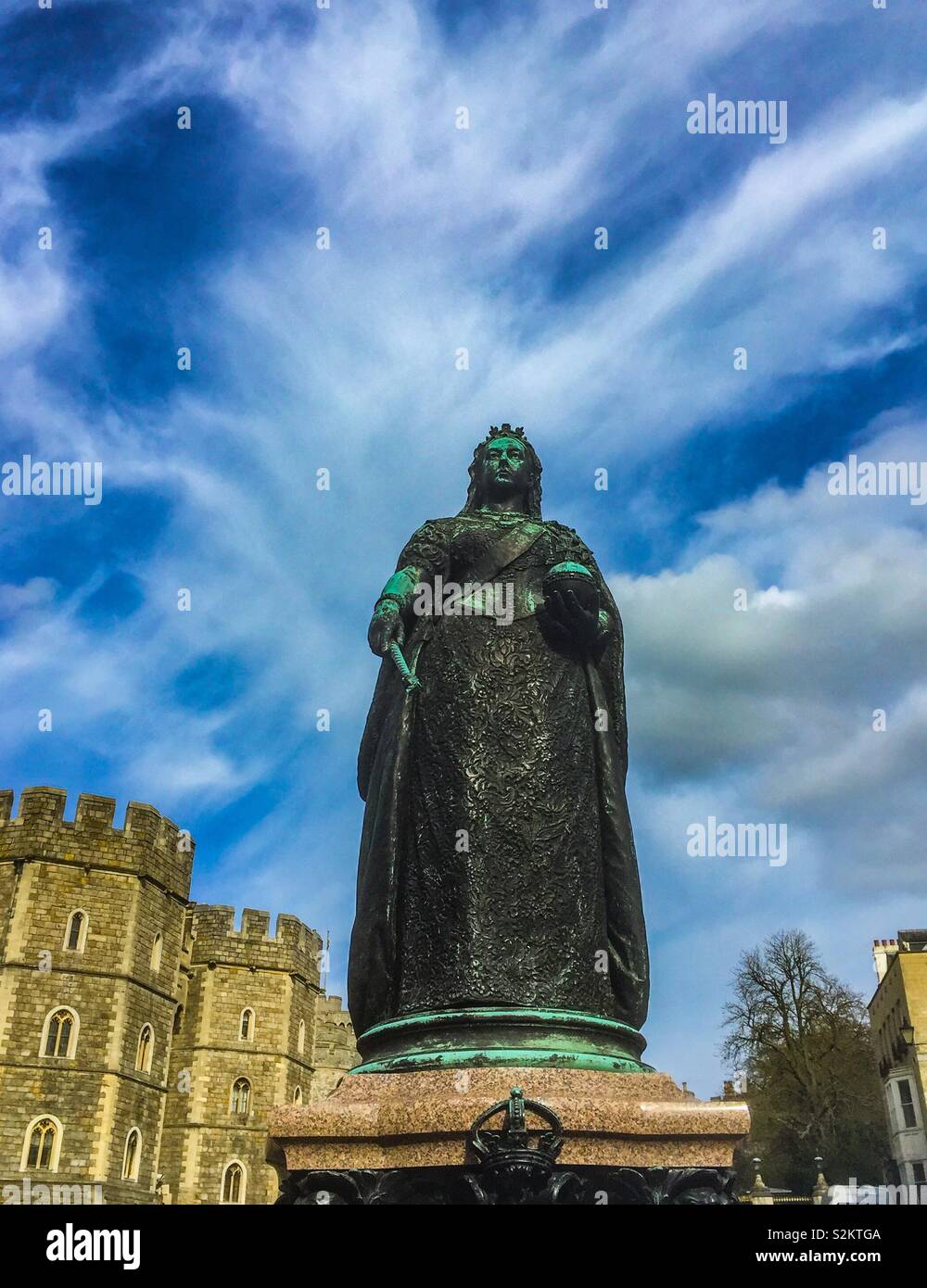 Queen victoria statue windsor castle hi-res stock photography and ...