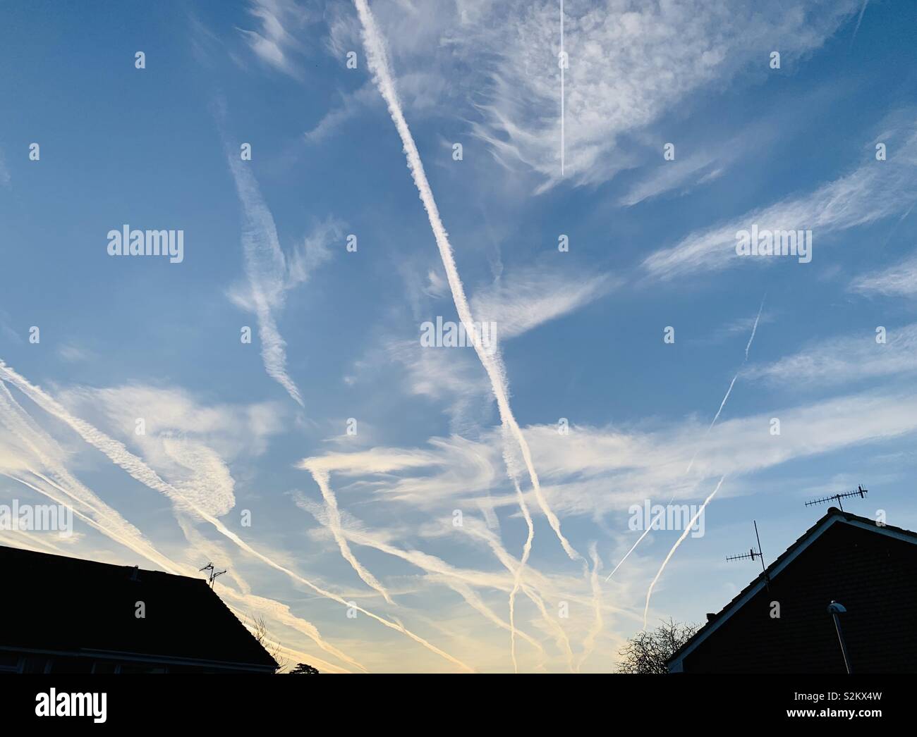 Plane trail hi-res stock photography and images - Alamy