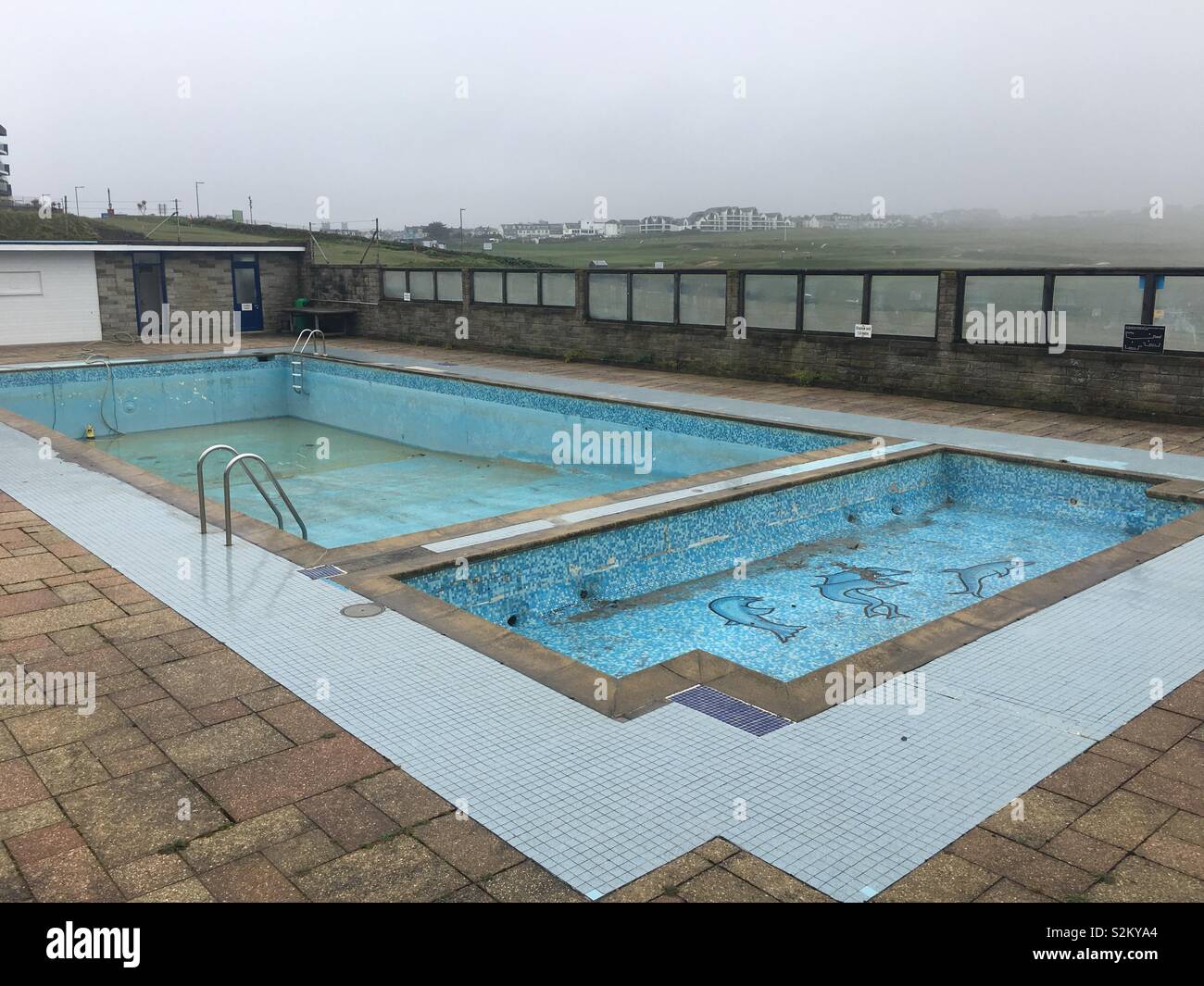 Empty swimming pool hi-res stock photography and images - Alamy