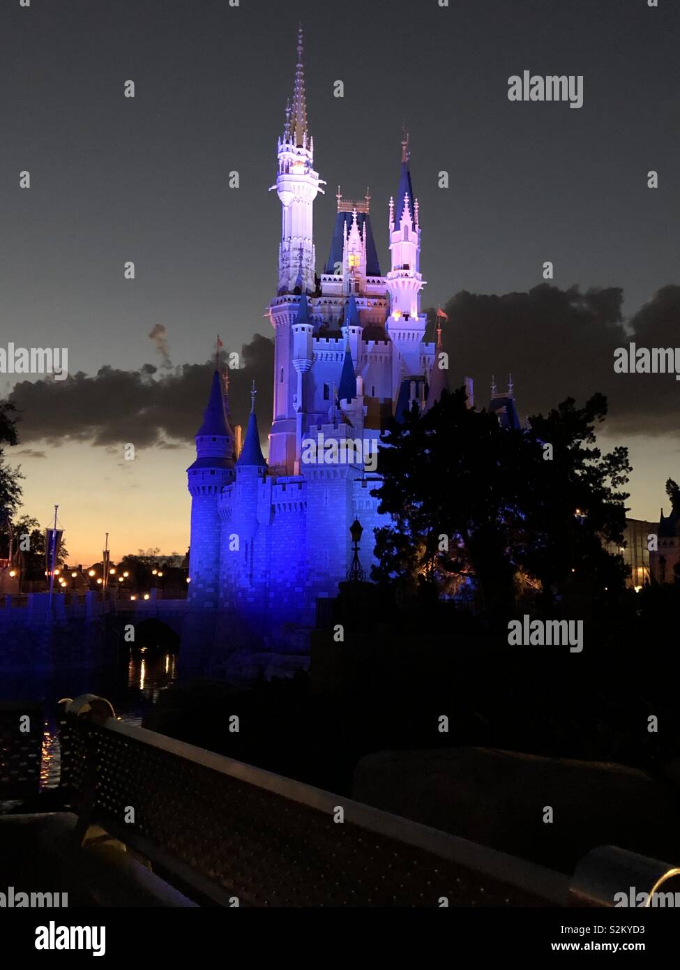 Cinderella castle disneyland hi-res stock photography and images - Alamy