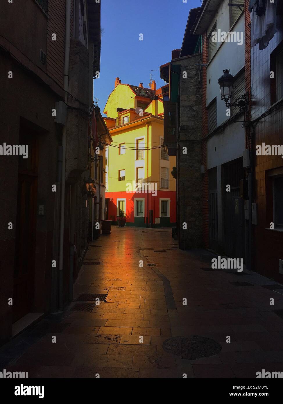 Sunset in the alleyway Stock Photo - Alamy