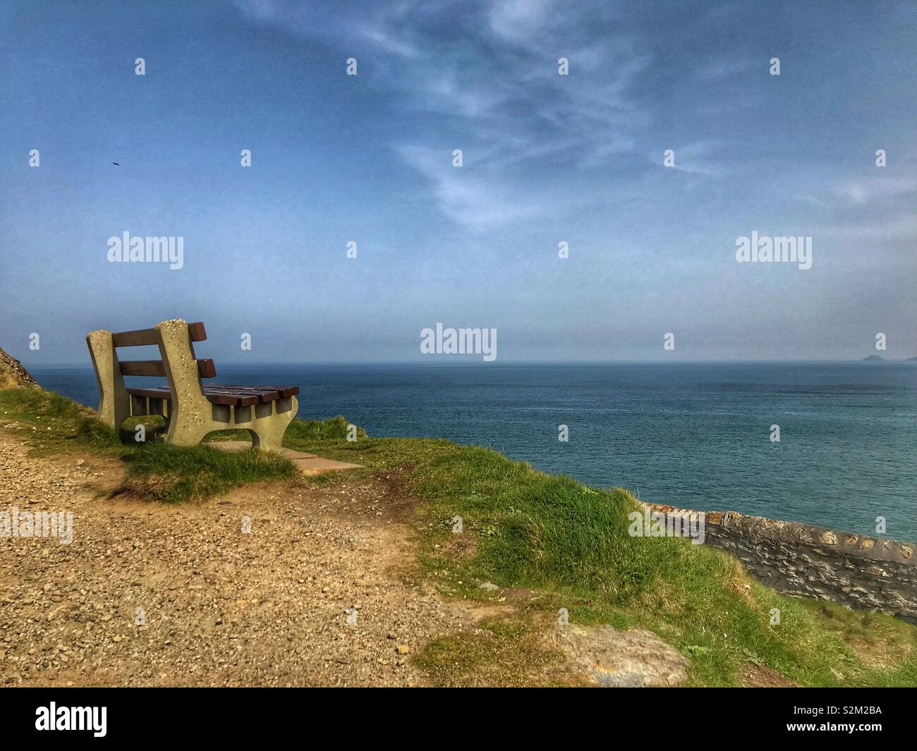 Bench cliff sea hi-res stock photography and images - Alamy