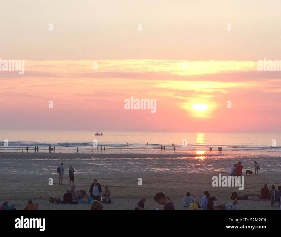 Sunset on a Cornish beach Stock Photo - Alamy