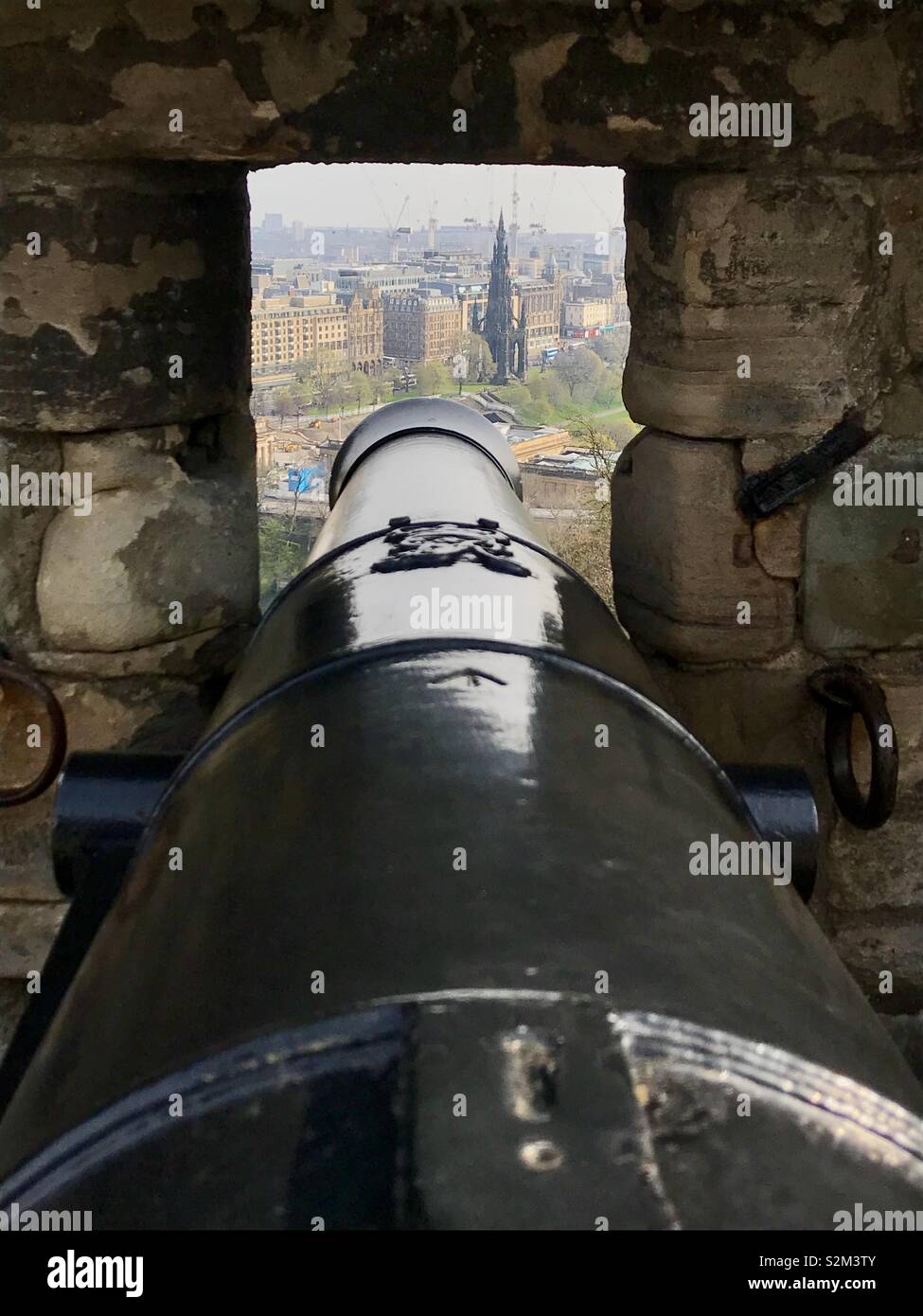 Canon at Edinburgh Castle Stock Photo - Alamy