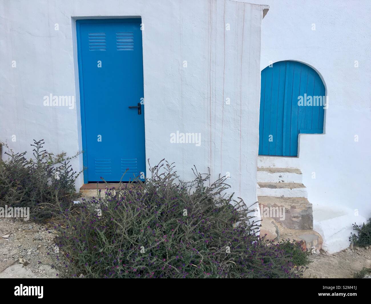 Blue doors hi-res stock photography and images - Alamy