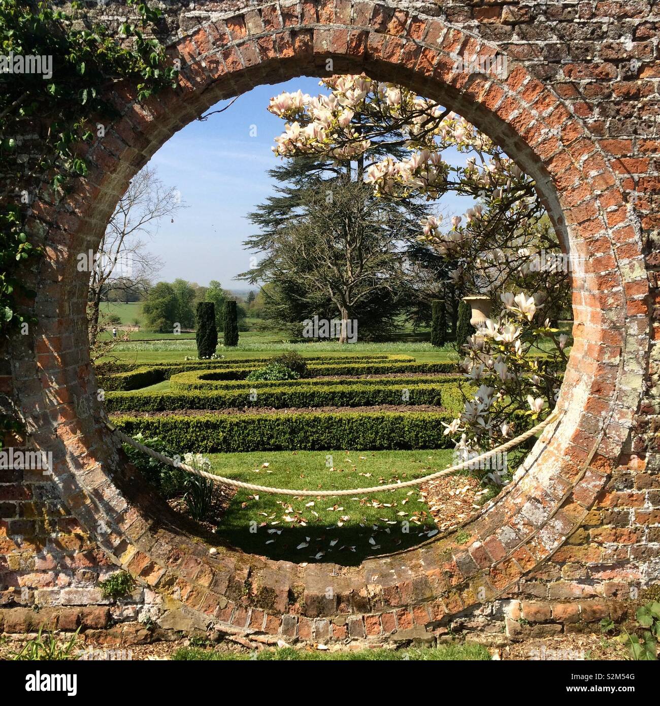 Round window in brick wall hi-res stock photography and images - Alamy