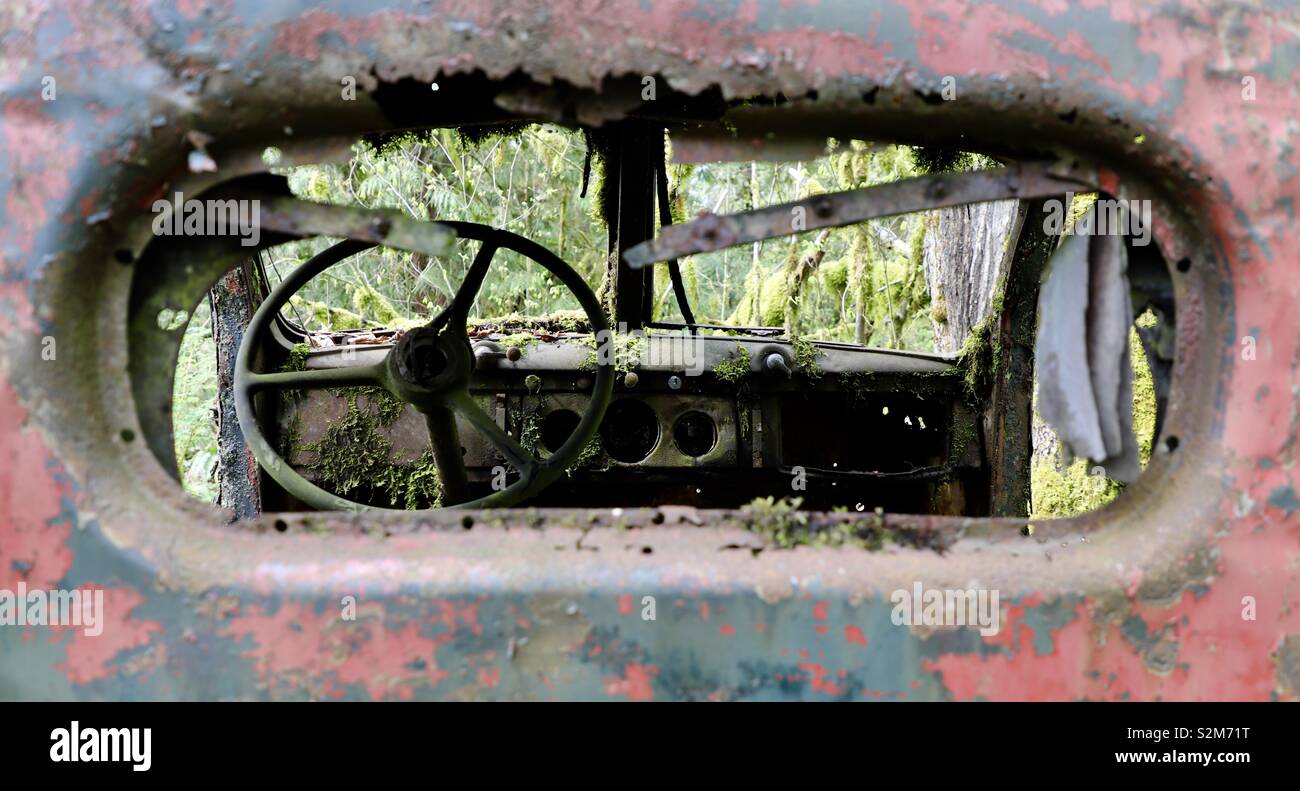 Red rusted truck hi-res stock photography and images - Alamy