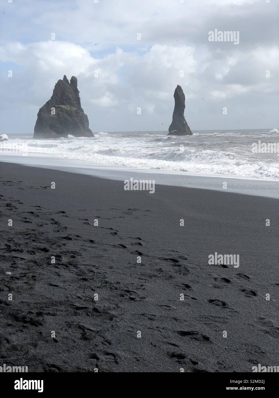 Black sand beach in vik iceland hi-res stock photography and images - Alamy