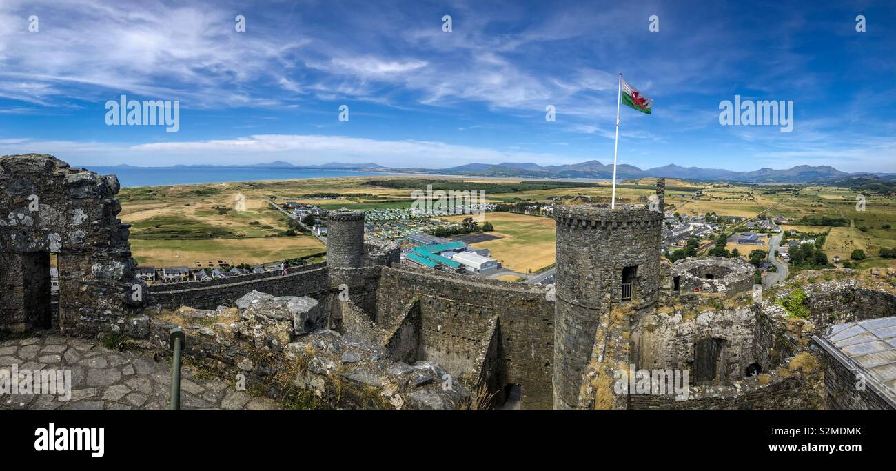 Welsh castle flag hi-res stock photography and images - Alamy