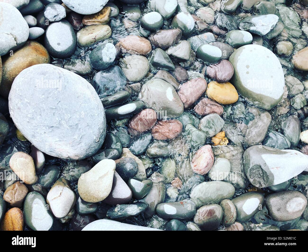 River pebbles hi-res stock photography and images - Alamy