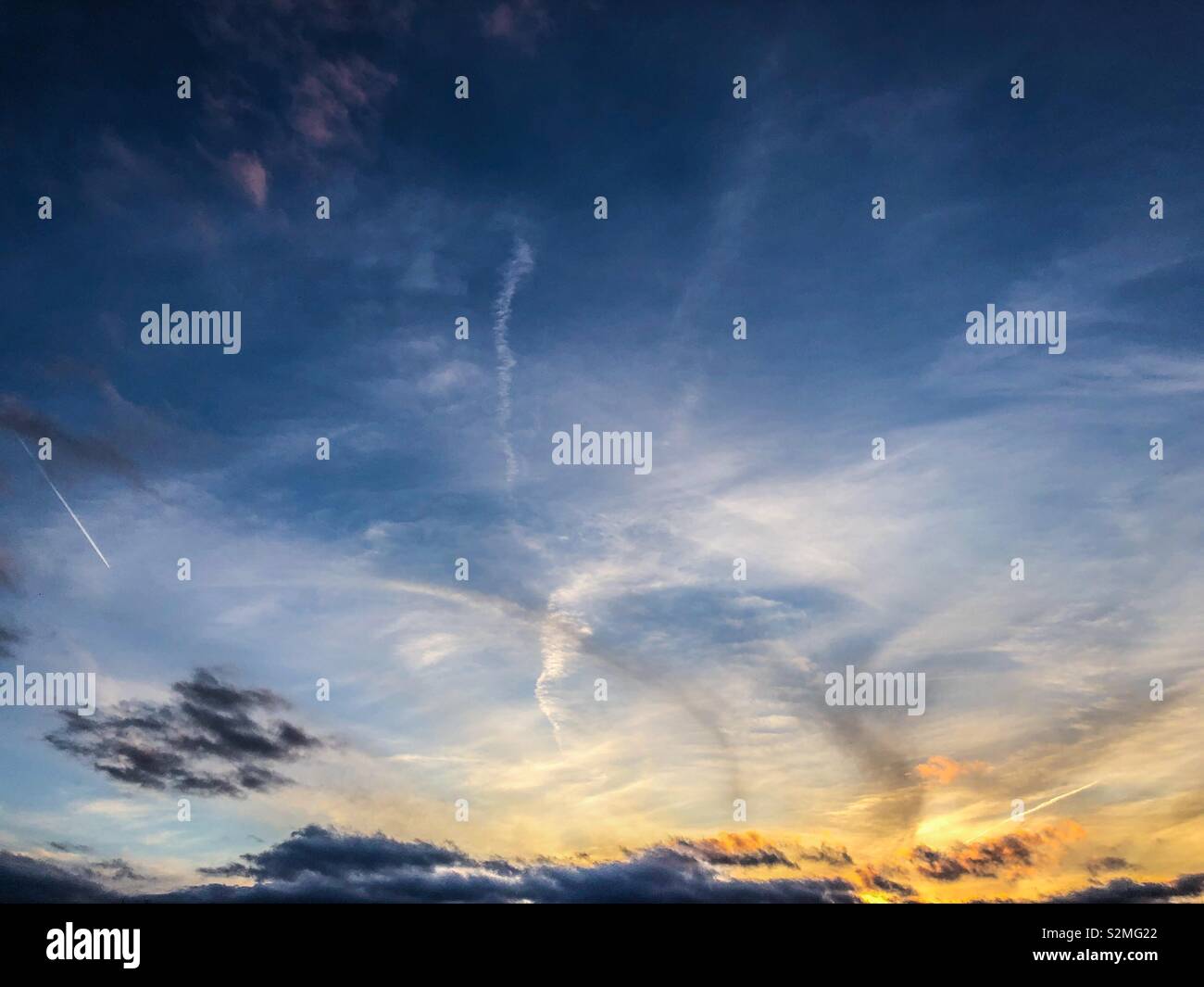 Contrails sunset hi-res stock photography and images - Alamy