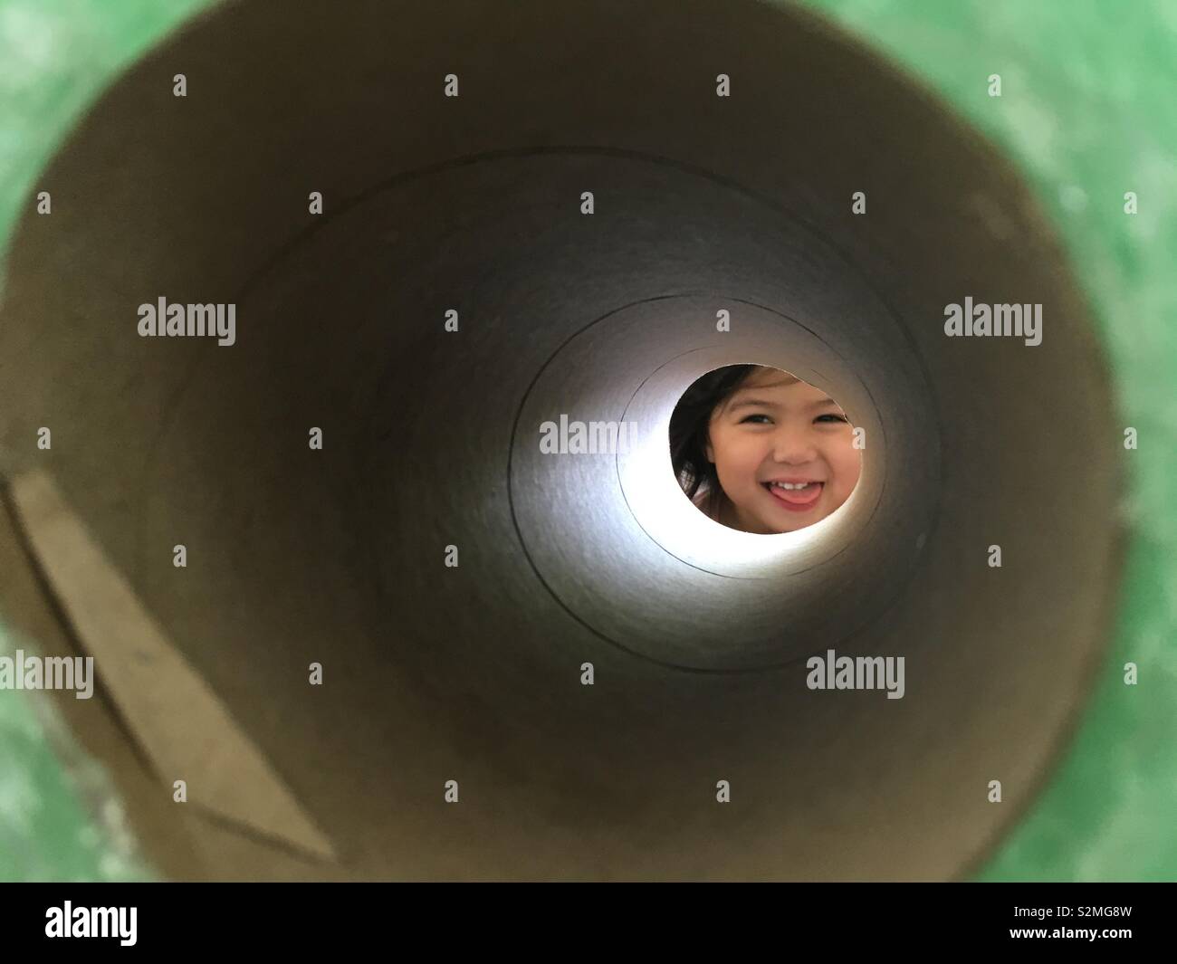 Child peering hi-res stock photography and images - Alamy