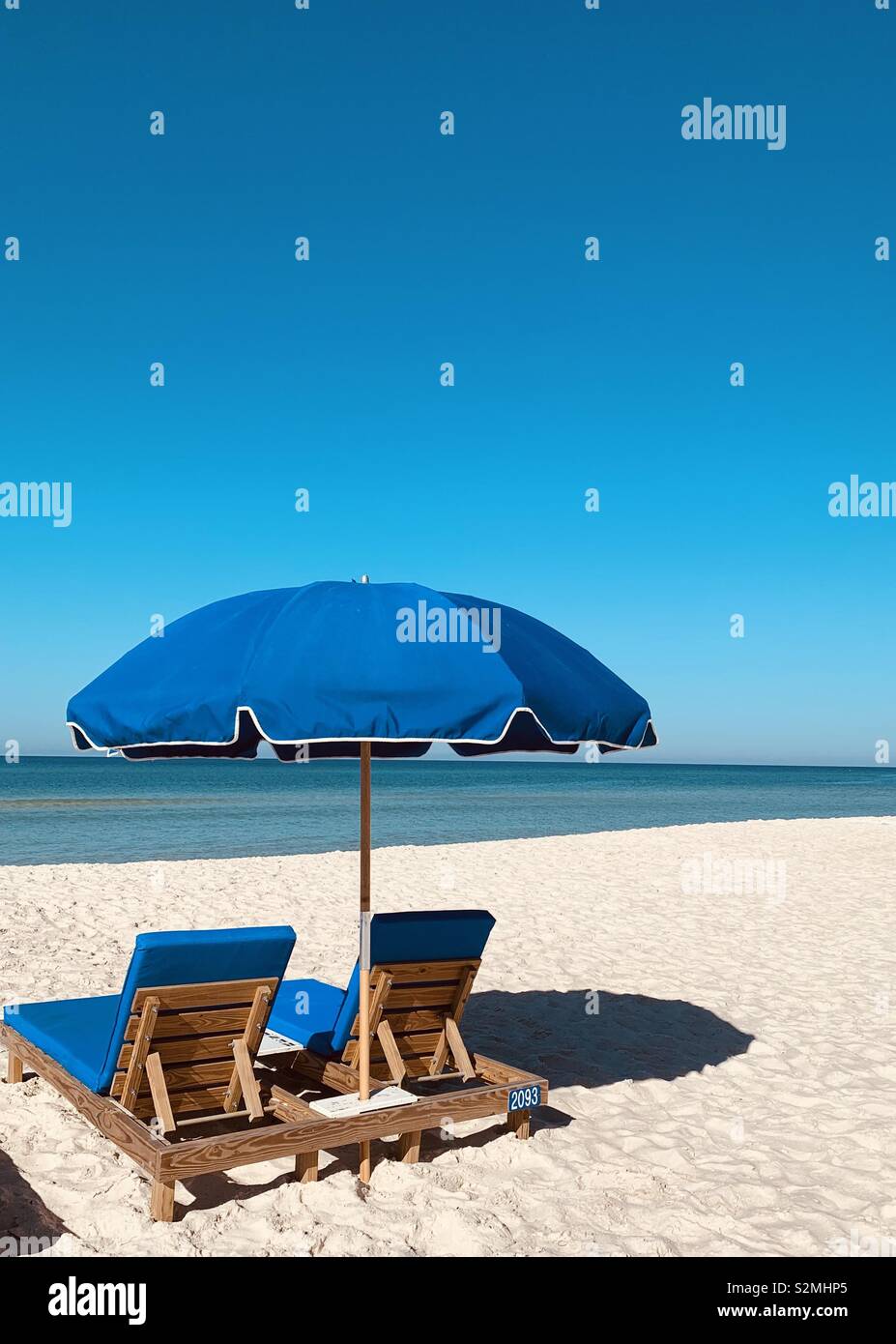 Two sun chairs hi-res stock photography and images - Alamy