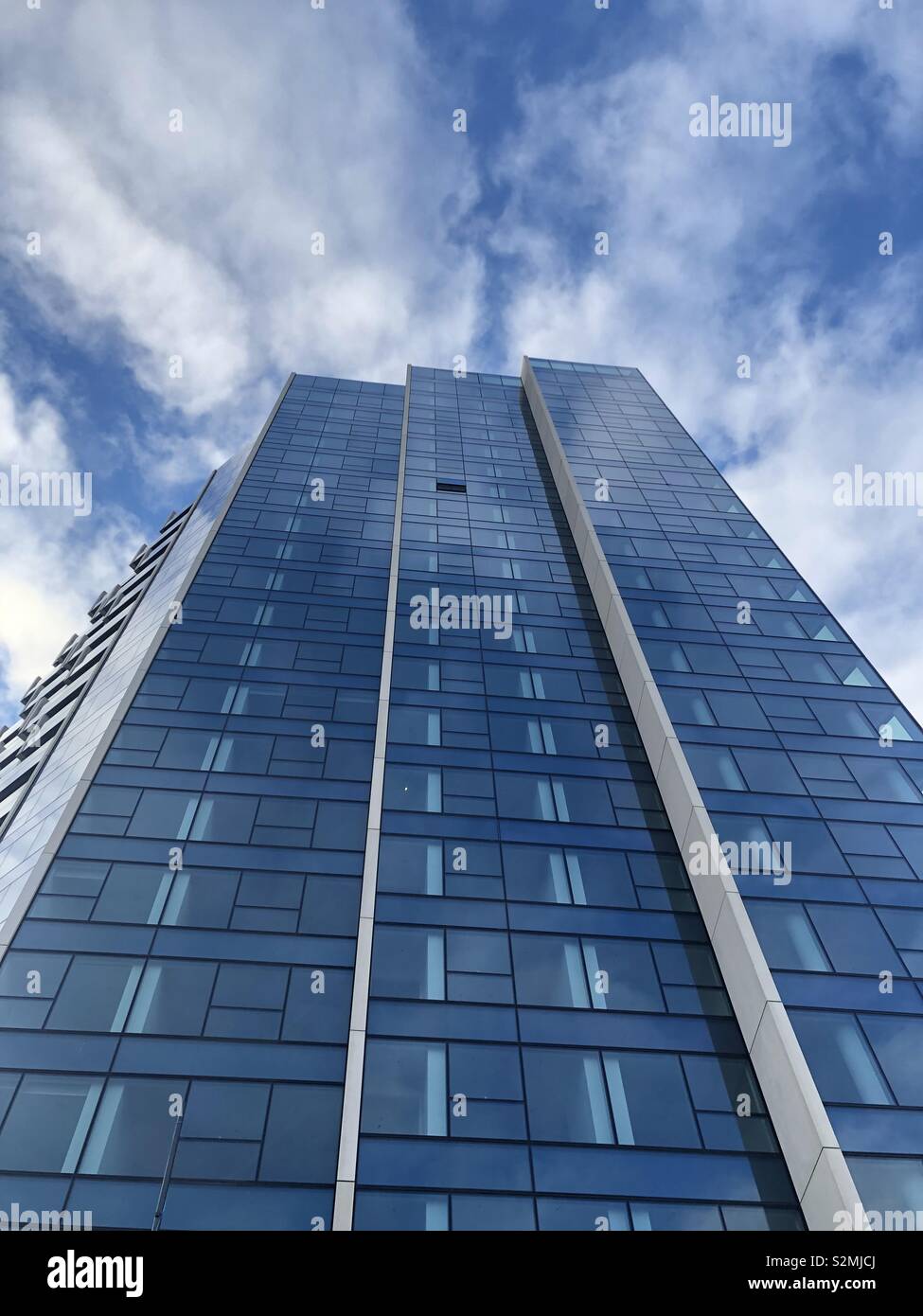 Glass buildings london hi-res stock photography and images - Alamy