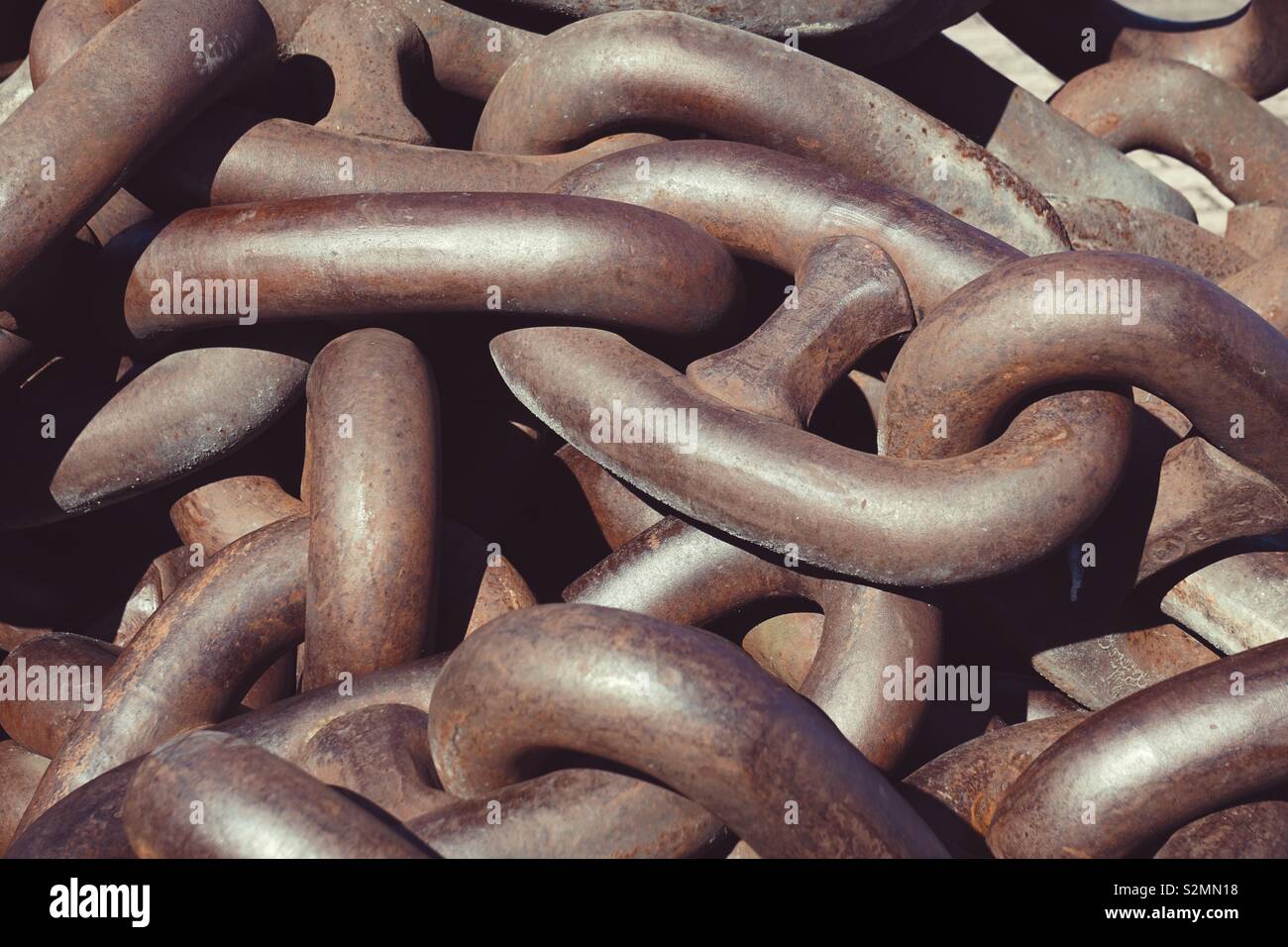 Chain background hi-res stock photography and images - Alamy