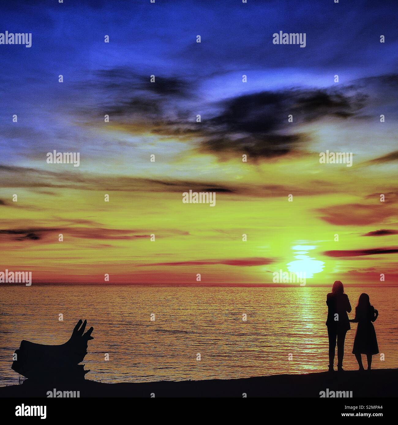Holding hands watching sunset hi-res stock photography and images - Alamy
