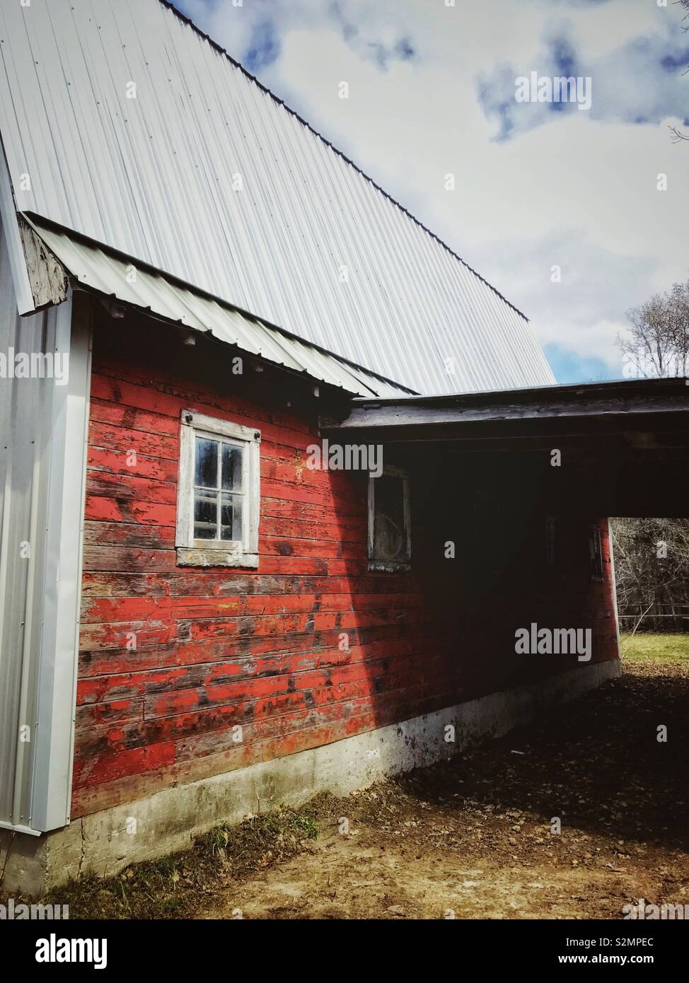 Red barn with tin roof hi-res stock photography and images - Alamy
