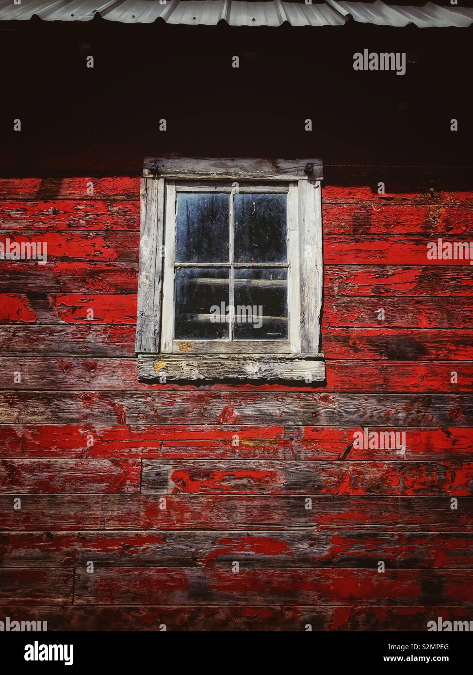 Red barn window hi-res stock photography and images - Alamy