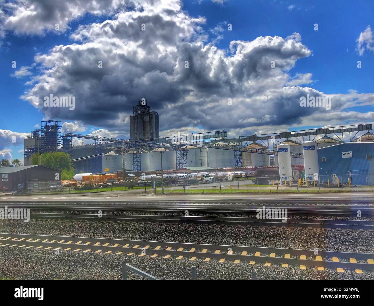 Grain elevator on train tracks in Kalama Washington Stock Photo - Alamy