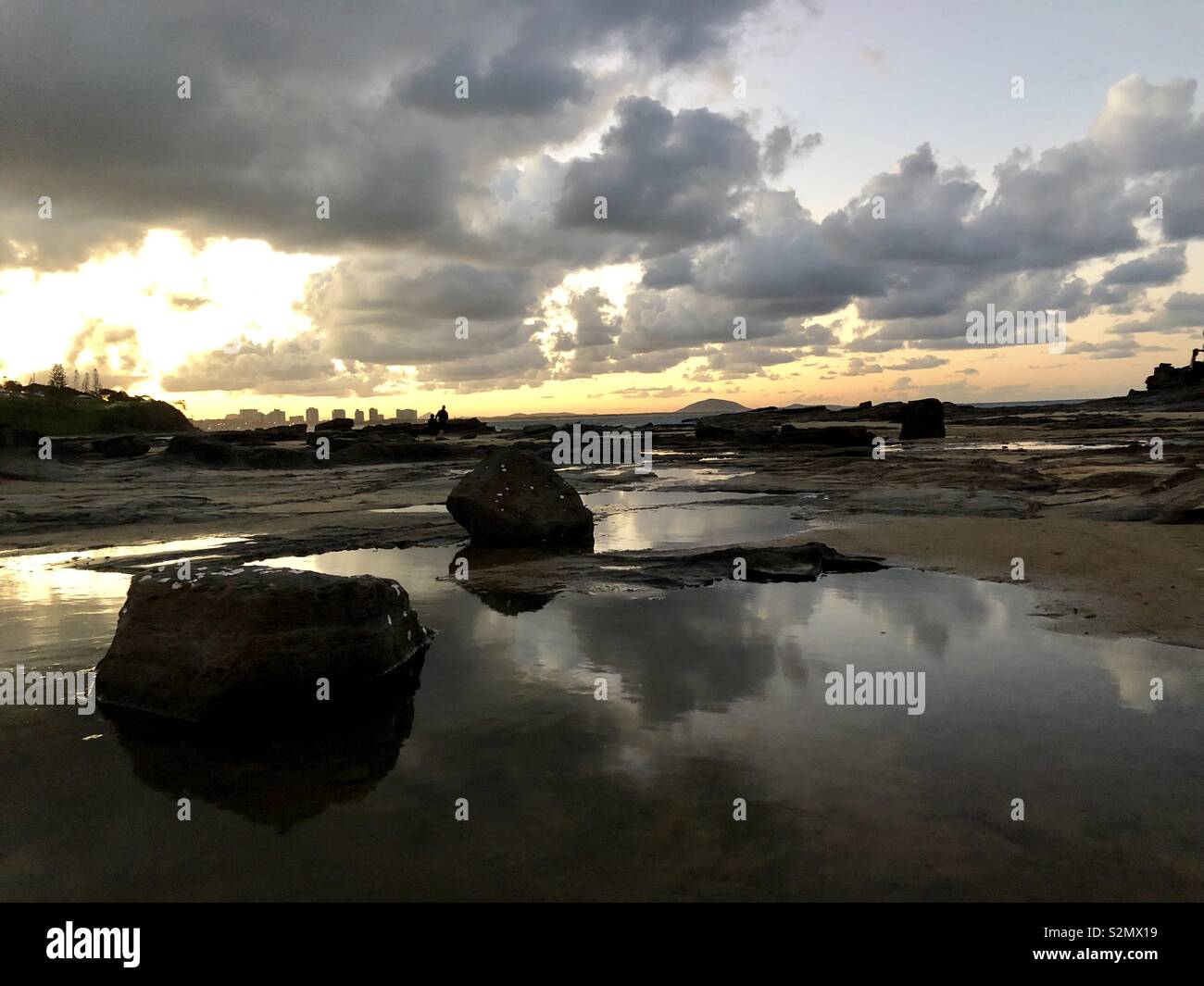 Australian sunset... rock reflections and atmospheric lighting Stock ...