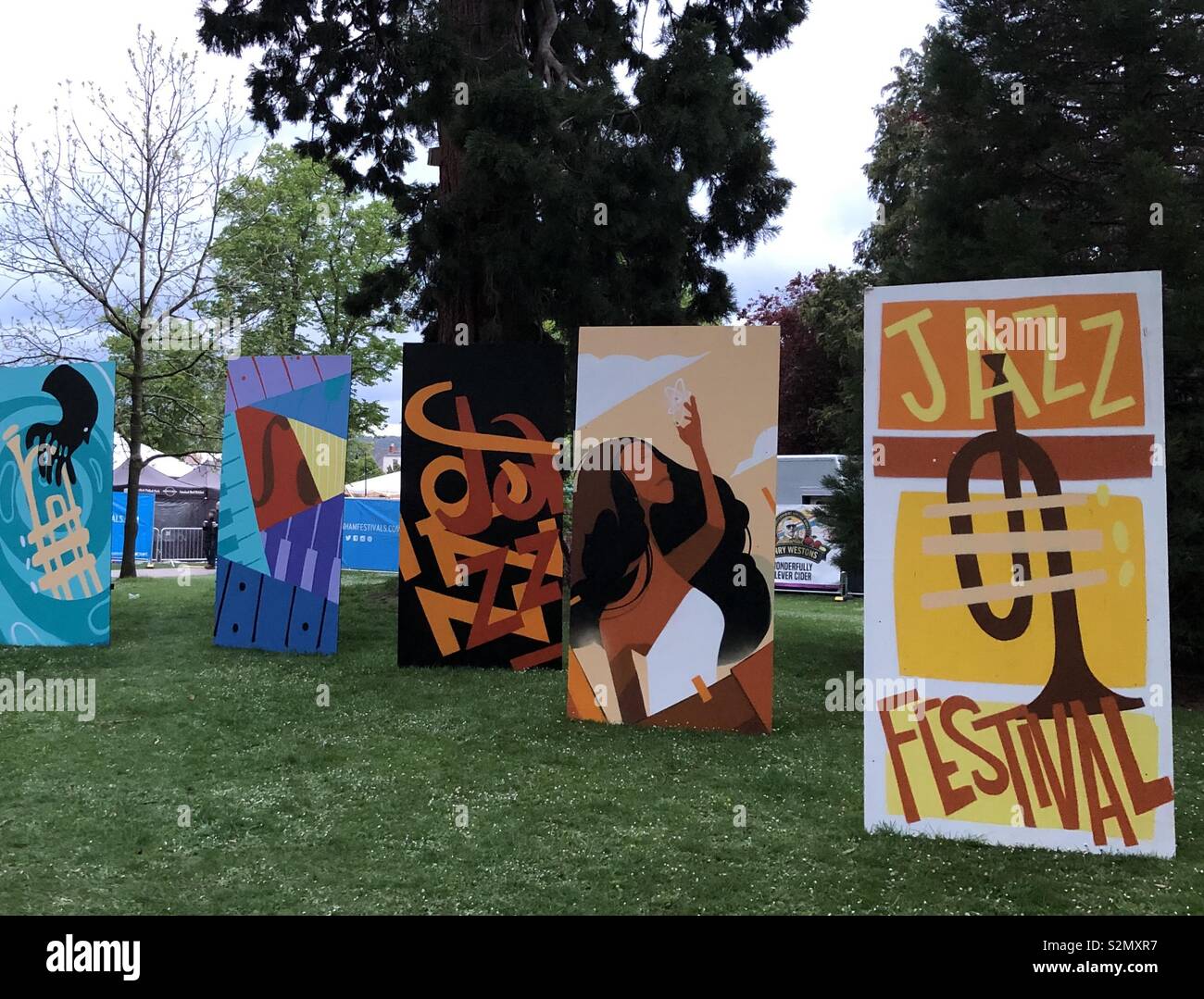 Festival signs hi-res stock photography and images - Alamy