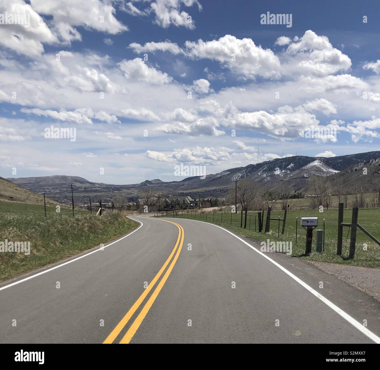 Country roads hi-res stock photography and images - Alamy