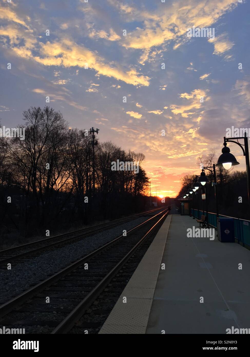 Platform commute hi-res stock photography and images - Alamy