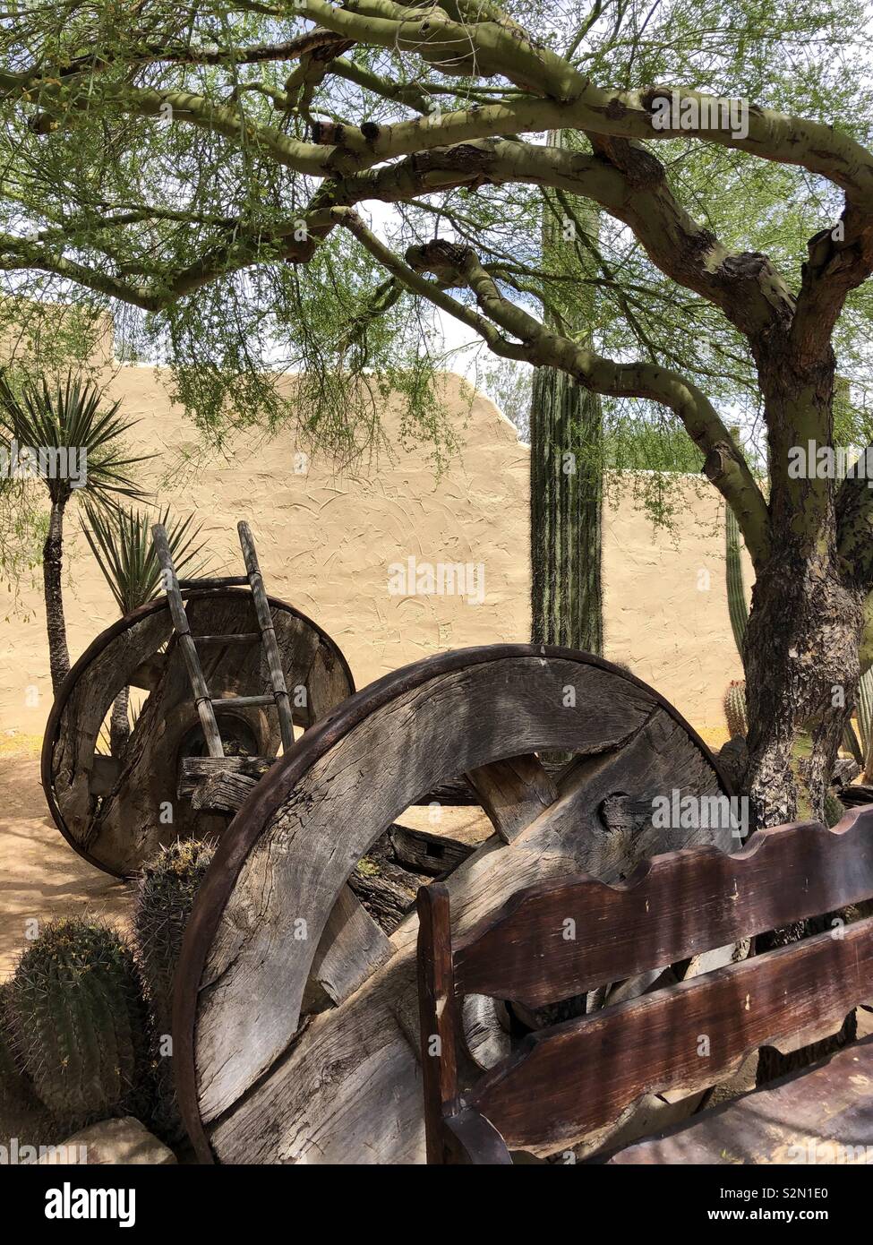Stagecoach Wheel Stock Photos & Stagecoach Wheel Stock Images - Alamy