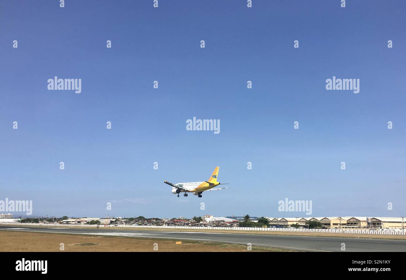 Airplane touchdown hi-res stock photography and images - Alamy