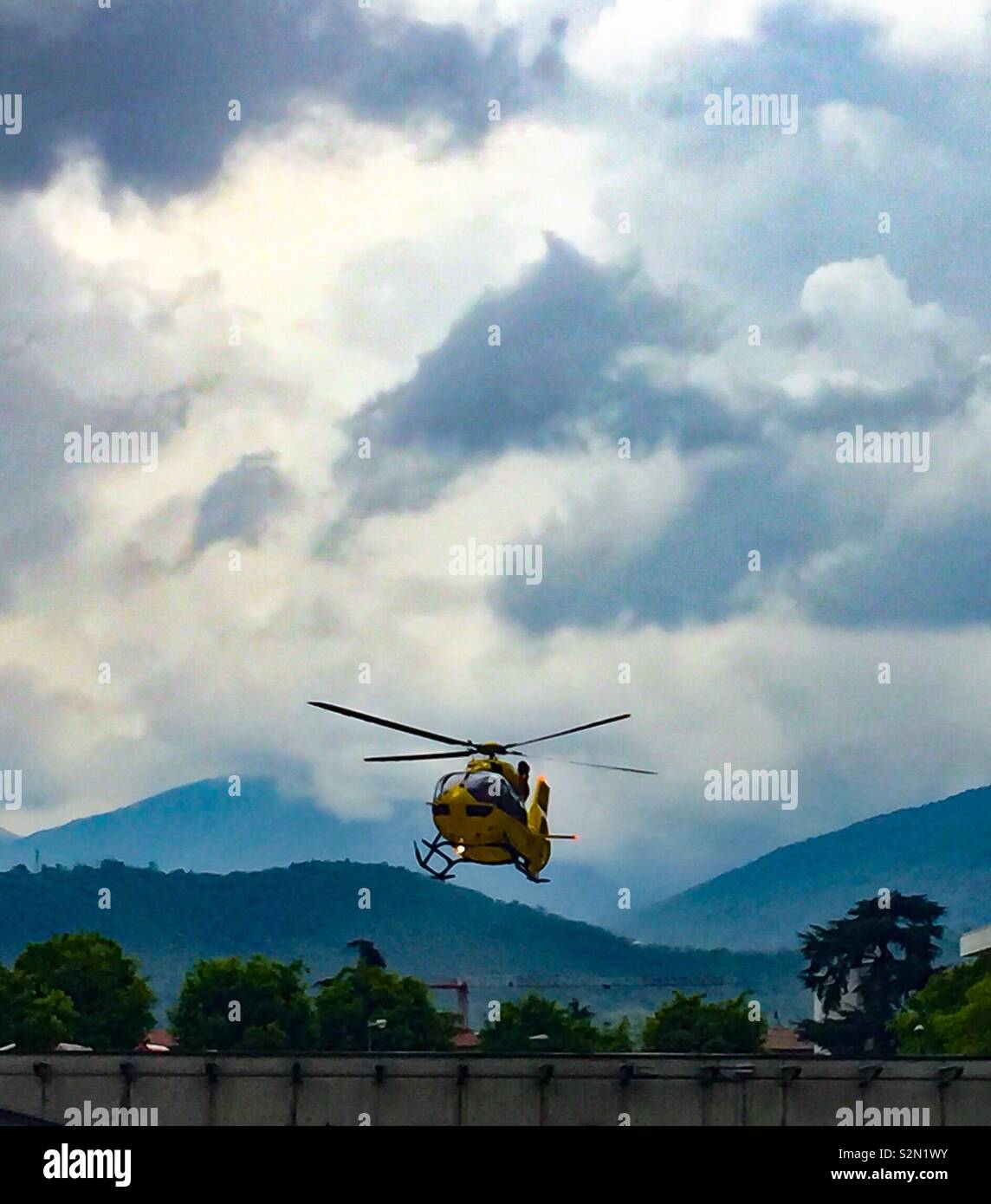 Hospital helicopter hi-res stock photography and images - Alamy