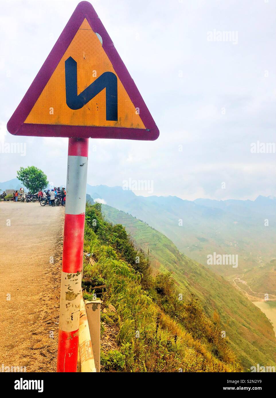 Danger sharp turn hi-res stock photography and images - Alamy