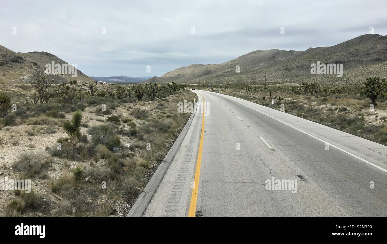 Section of freeway curving through mountains in the Mojave Desert ...