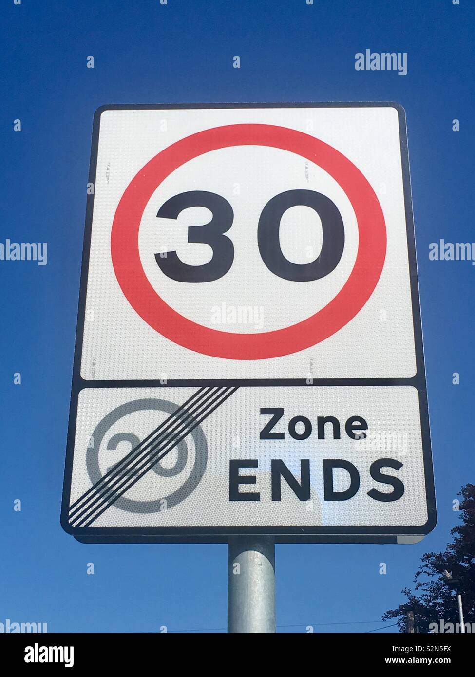 30mph speed limit ahead - leaving 20mph zone sign Stock Photo - Alamy