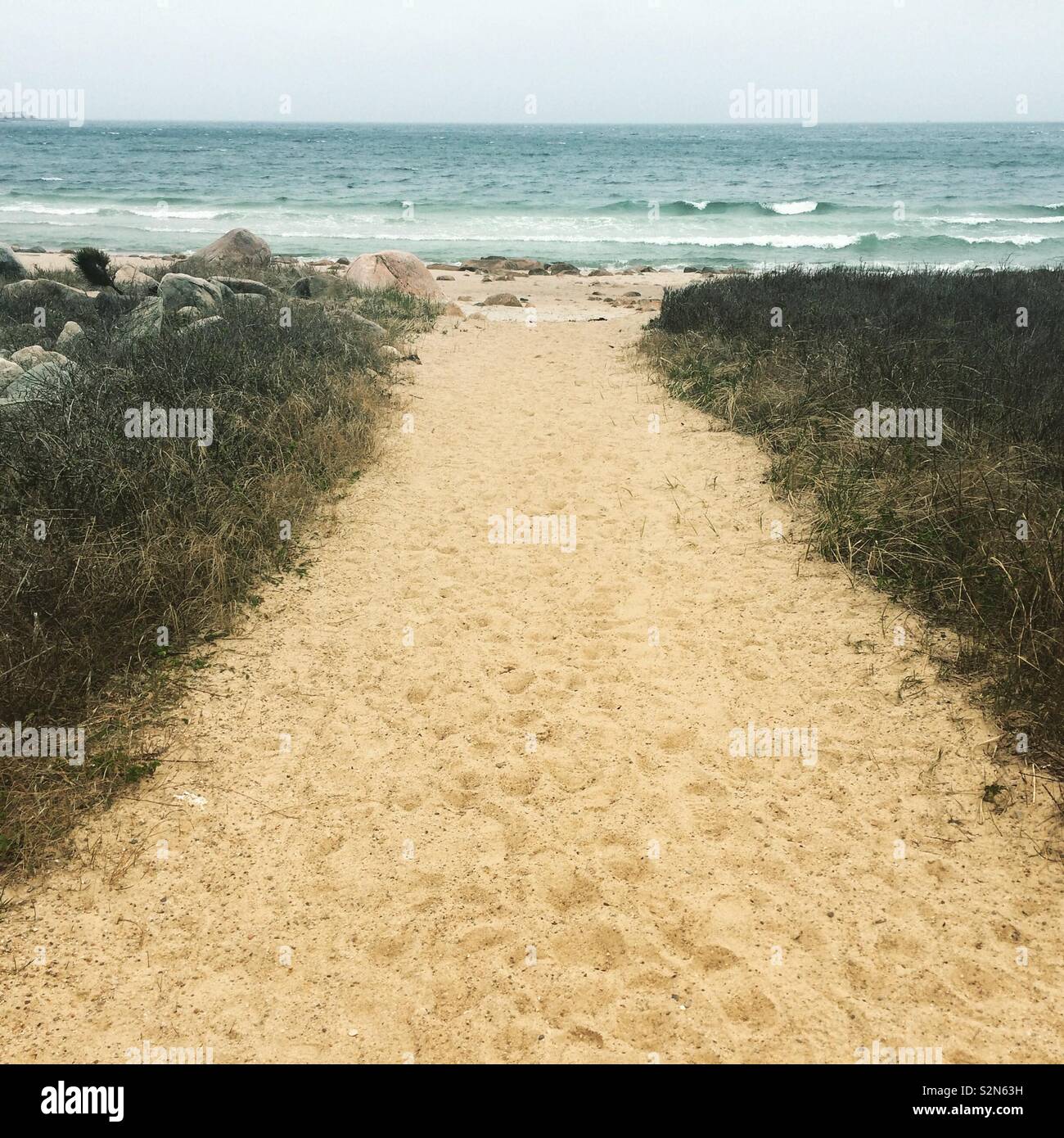 Pathway through the sand to the ocean Stock Photo - Alamy
