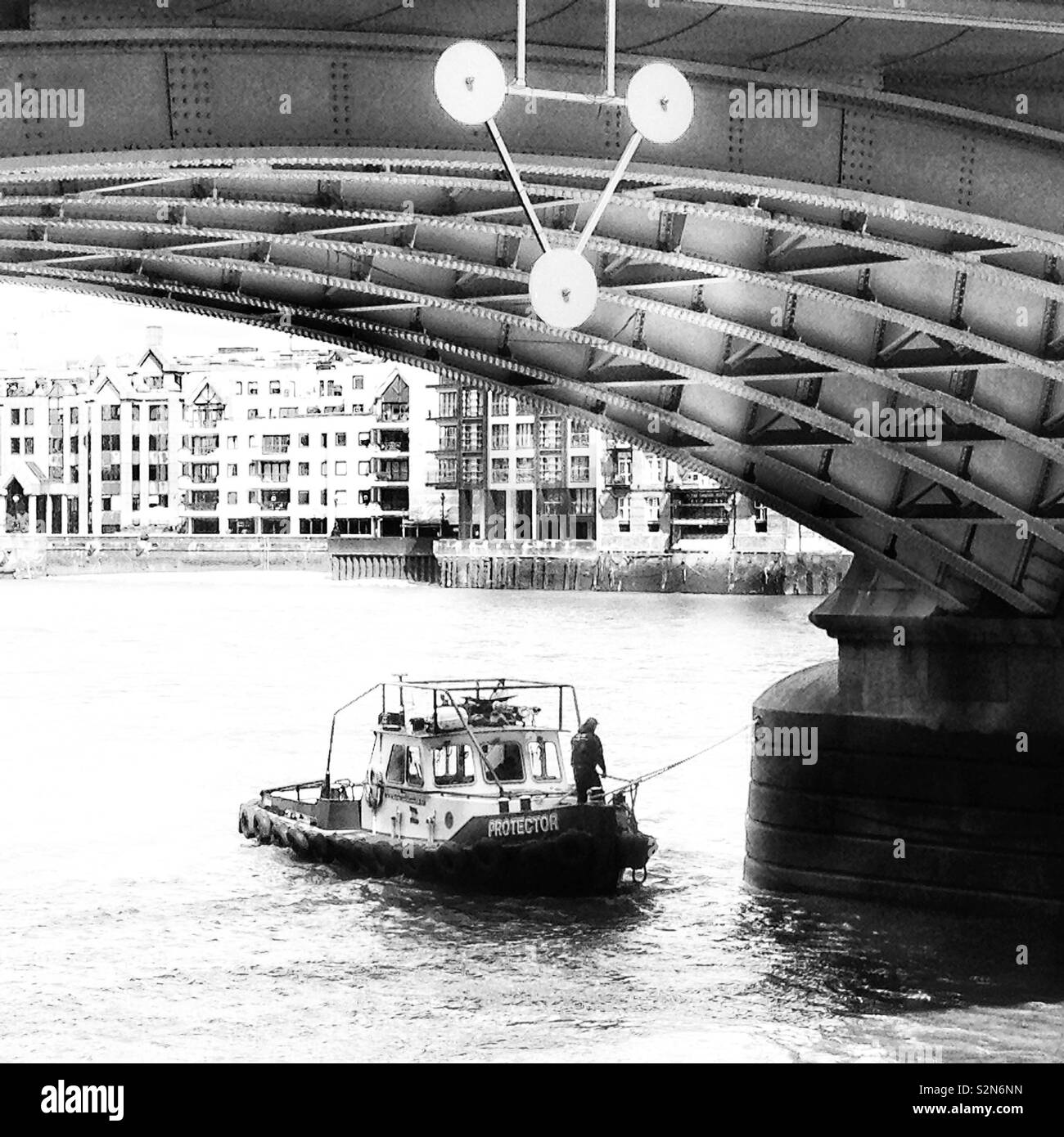 Under the arches of london bridge Black and White Stock Photos & Images ...