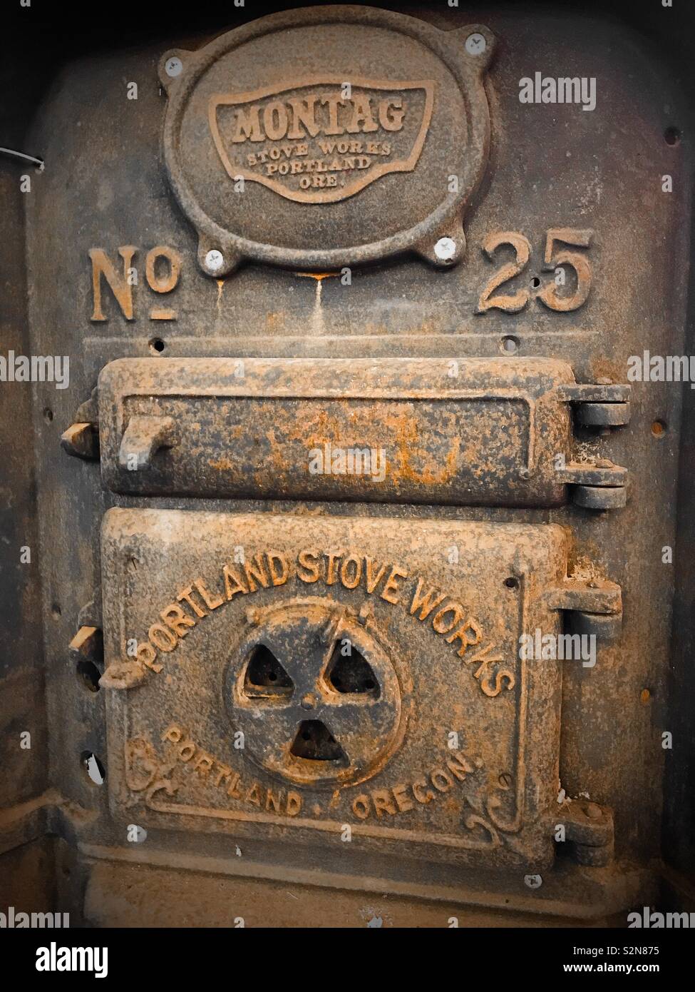 Cast iron stove hi-res stock photography and images - Alamy