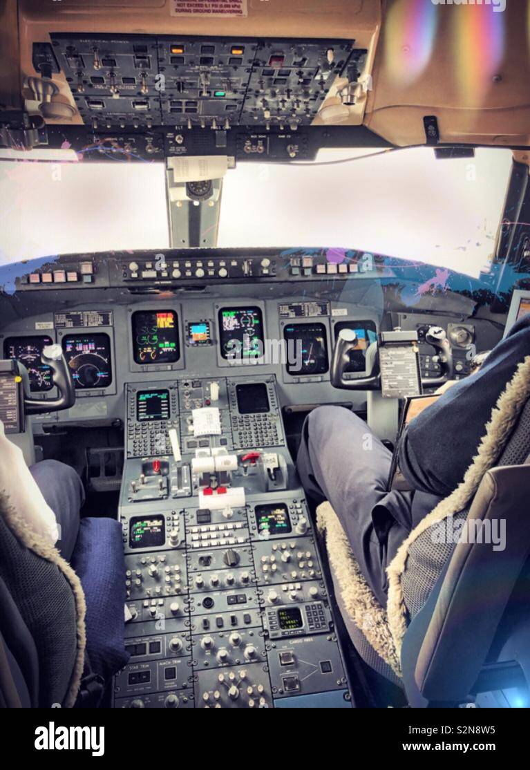 Cockpit Lufthansa Star Aliance Stock Photo - Alamy