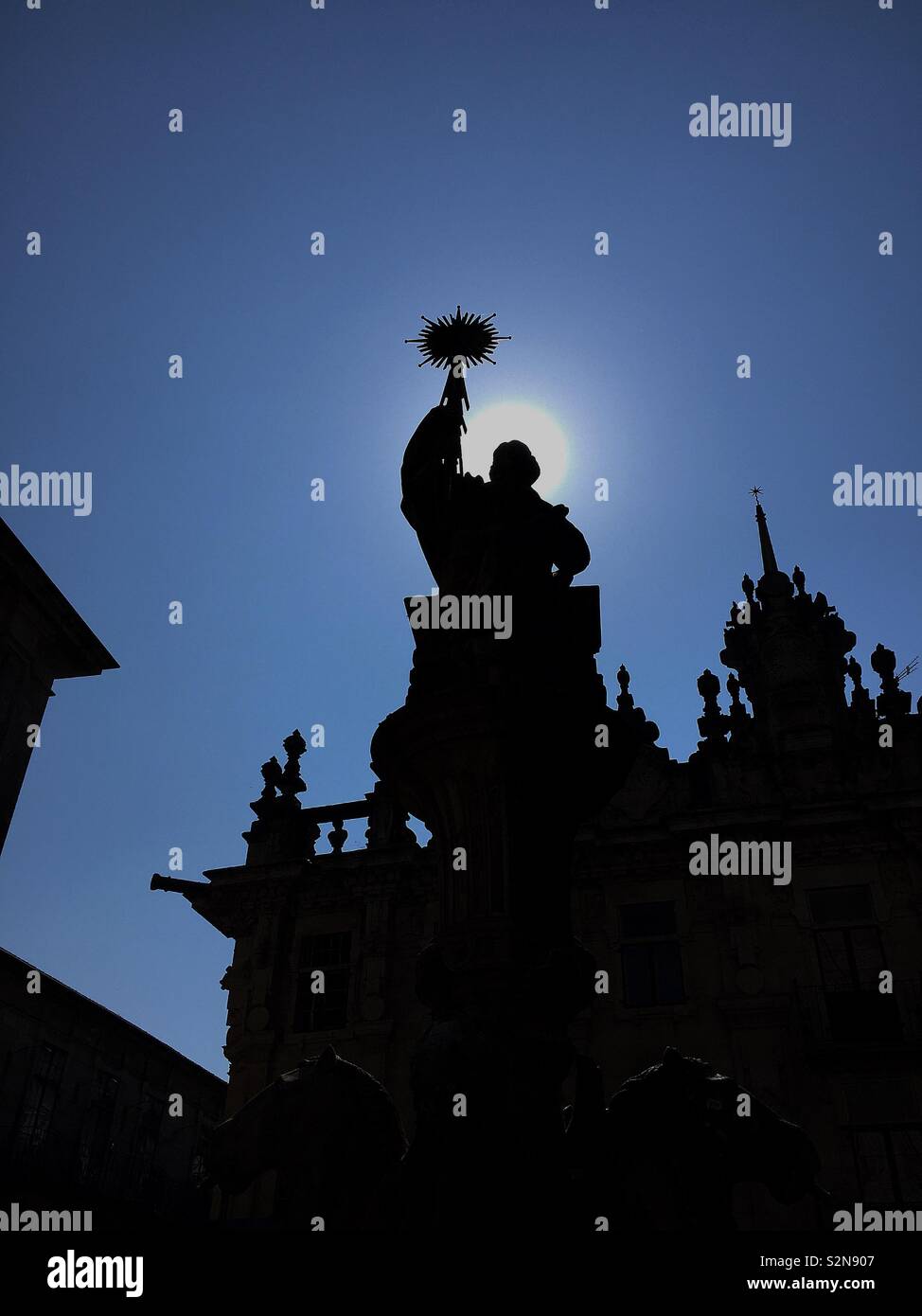 Statue in silhouette Stock Photo - Alamy