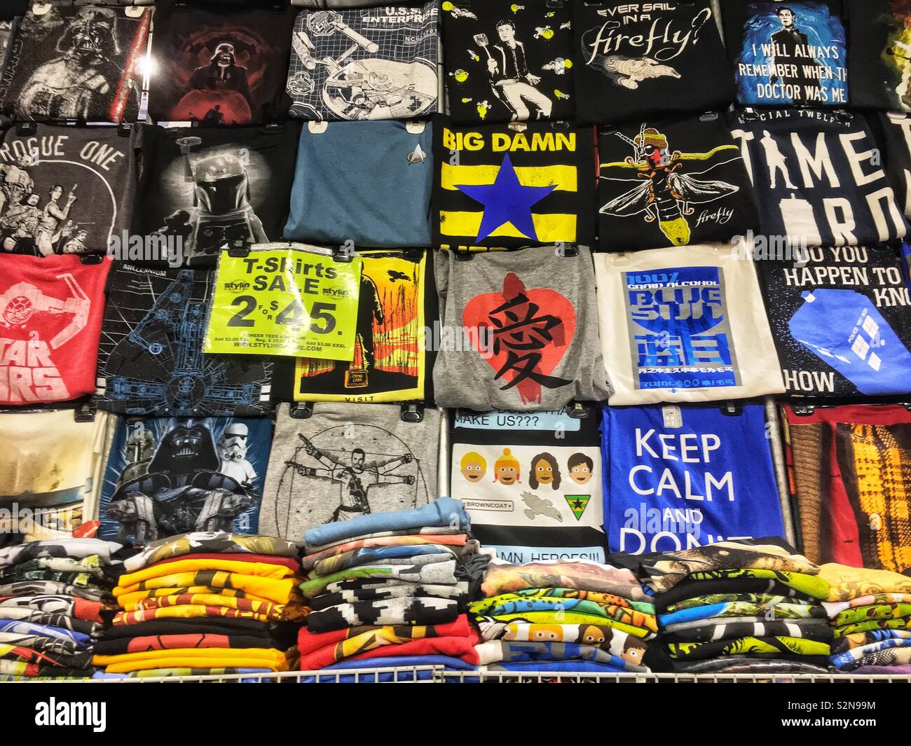 Comicon convention sales booth of the tower of T-shirts Stock Photo - Alamy