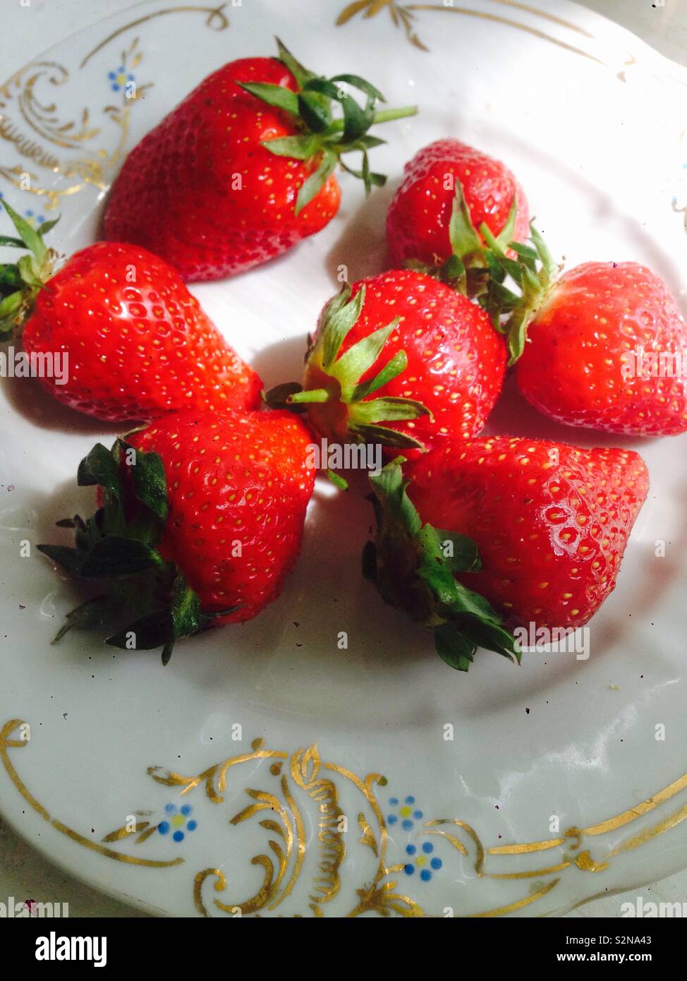 Wallpaper of strawberries hi-res stock photography and images - Alamy