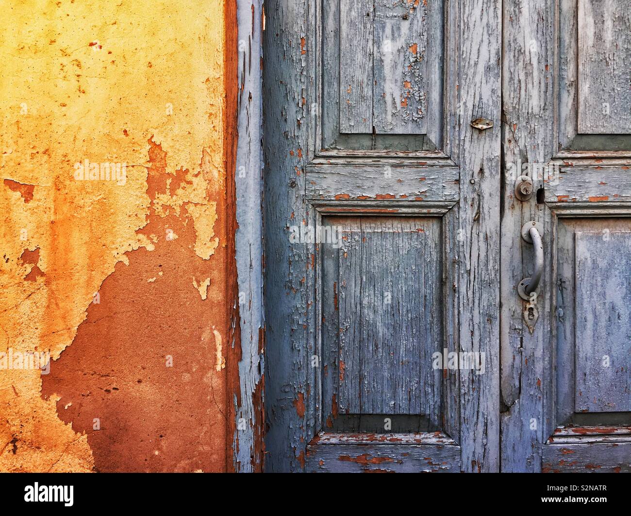 Old decayed door Stock Photo - Alamy