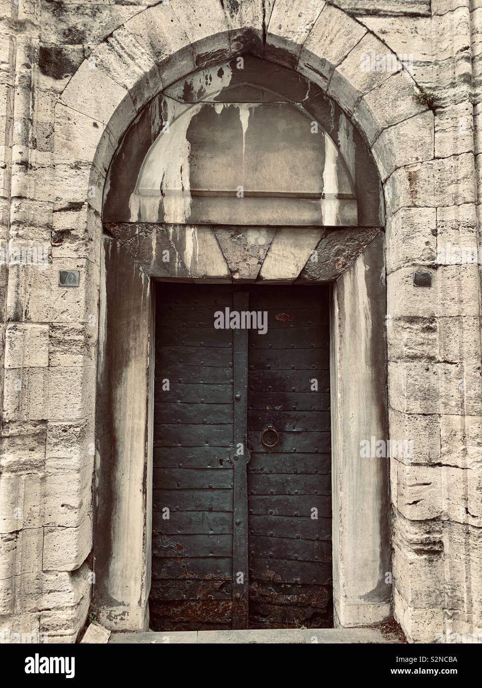 Medieval door and arch Stock Photo - Alamy