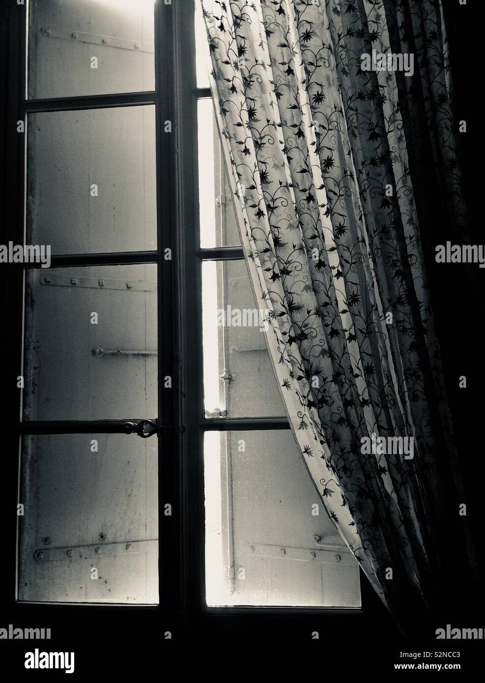 French chateau window hi-res stock photography and images - Alamy