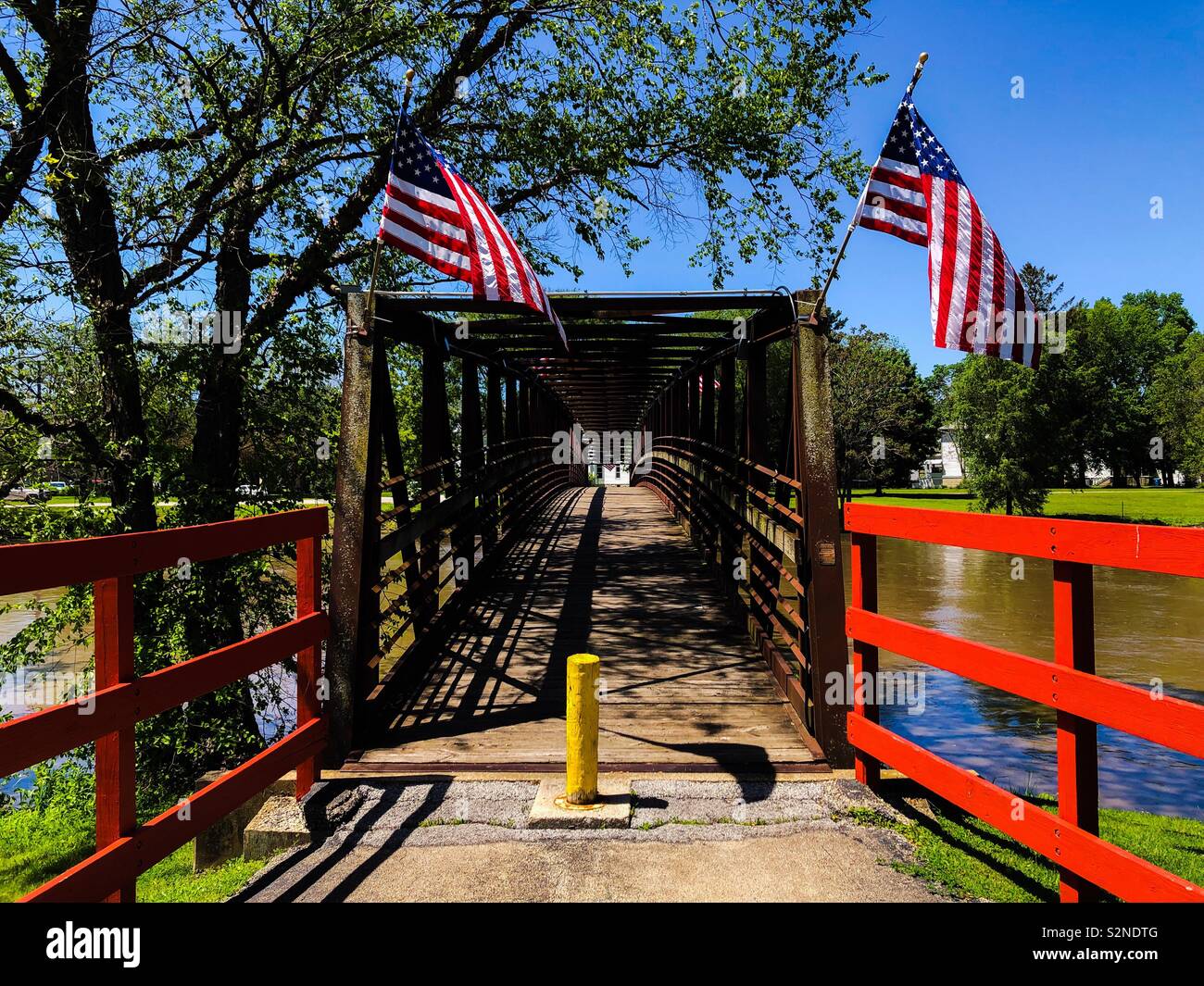 American flag bridge patriotic hi-res stock photography and images - Alamy