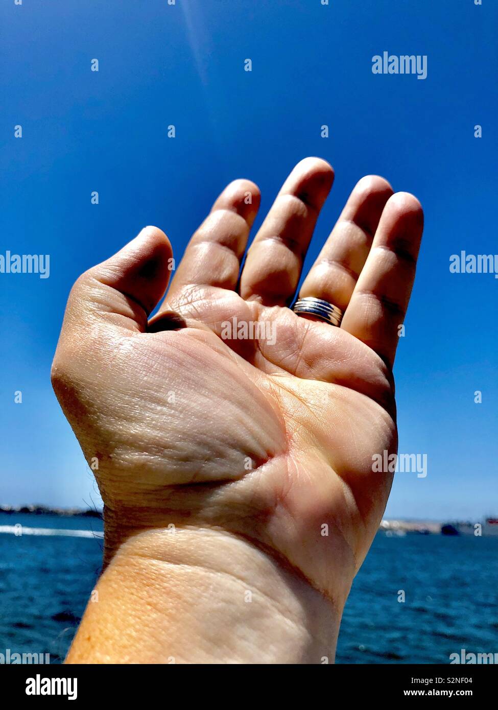 Outstretched hand hi-res stock photography and images - Alamy